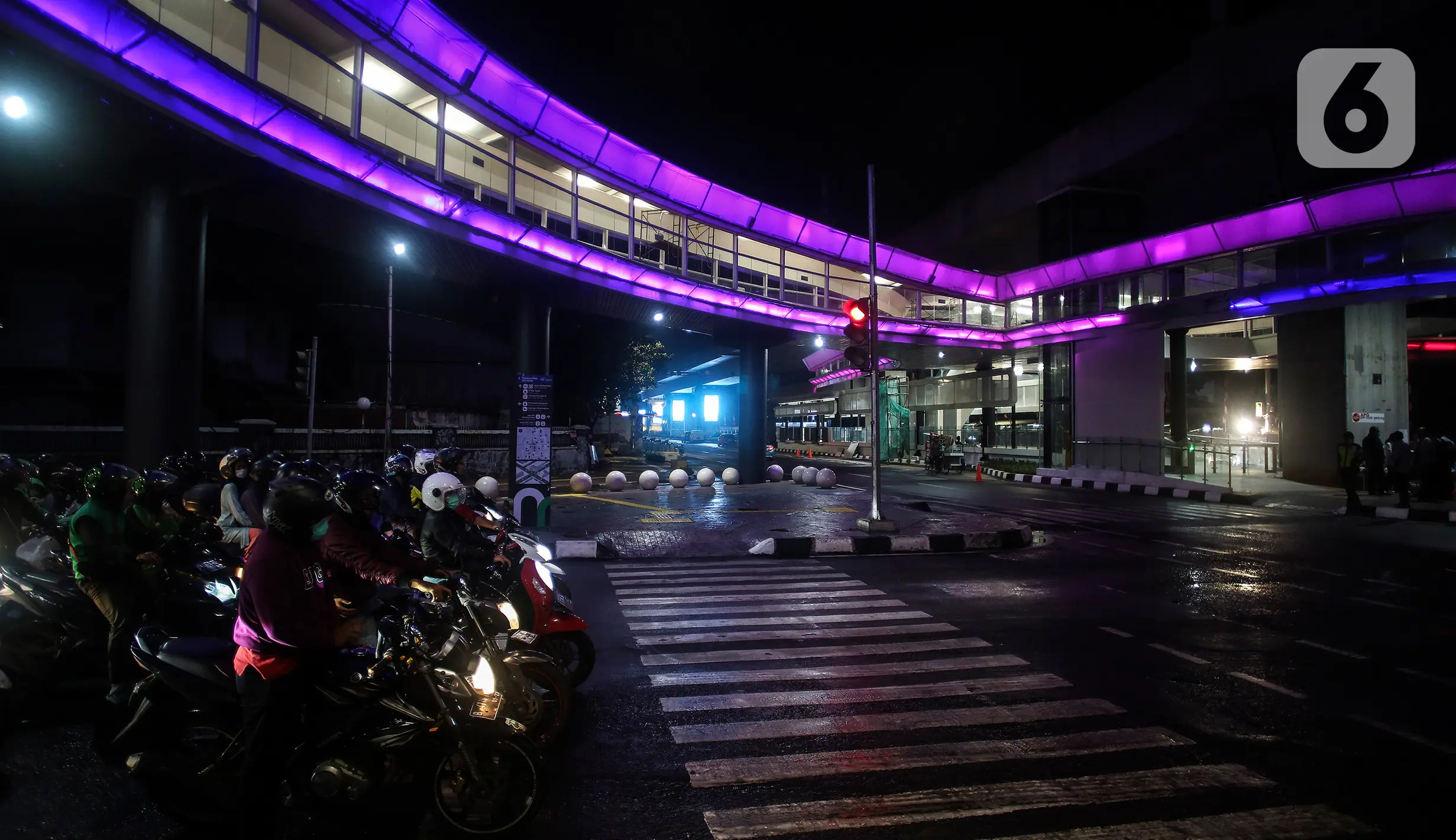 FOTO: Kerlap-kerlip Lampu Skybridge Halte CSW - Foto Liputan6.com