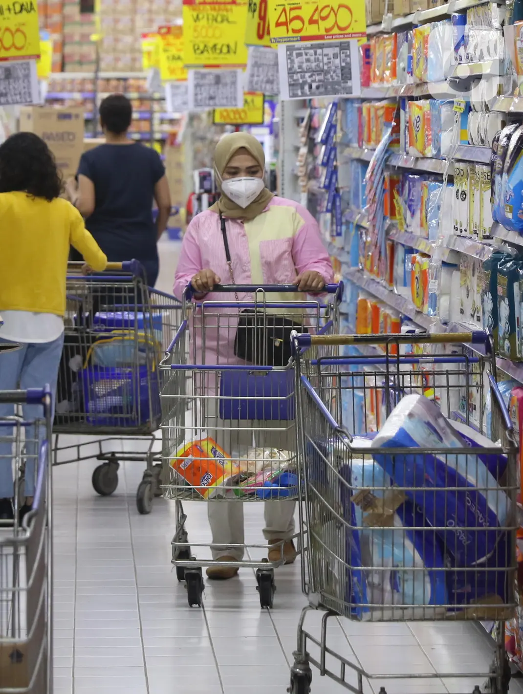 FOTO: Pasar Swalayan Tetap Beroperasi saat PPKM Darurat - Foto Liputan6.com