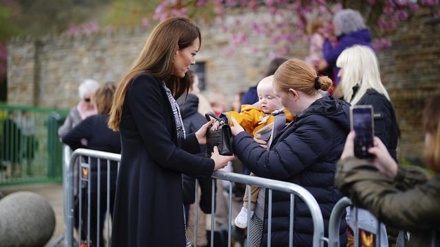 Momen Kate Middleton Ngakak Lihat Tasnya Jadi Mainan Bayi, Ibu Si Kecil ...