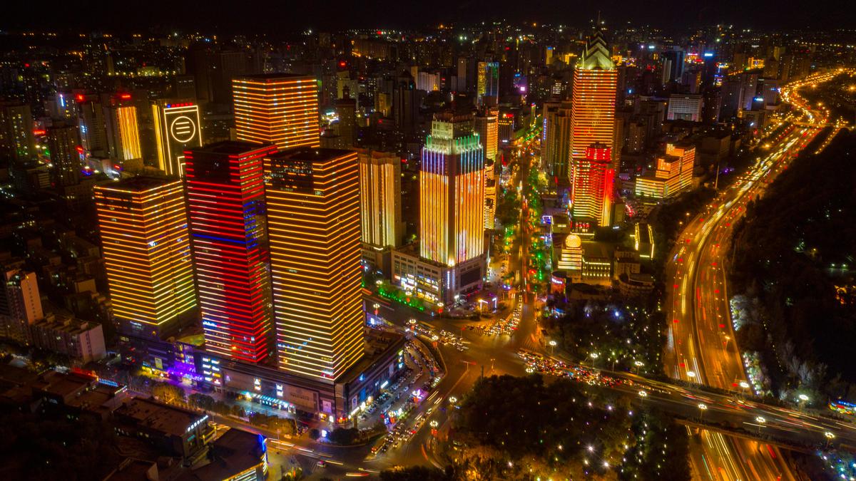 FOTO: Potret Kota Urumqi di Xinjiang Kala Malam Hari - Foto Liputan6.com