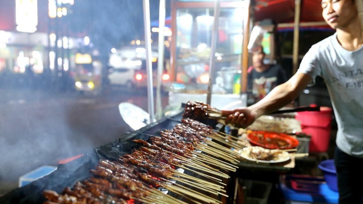 Nikmatnya Berbuka Puasa di Sate Ayam Apjay yang Legendaris