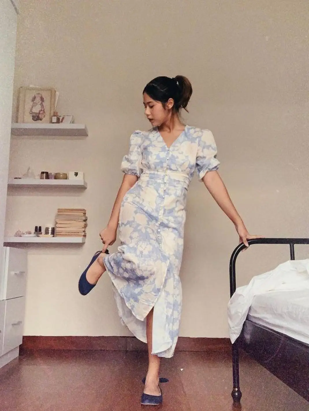 8 Potret Nadin Amizah yang Kerap Tampil Anggun dengan Dress Vintage ...