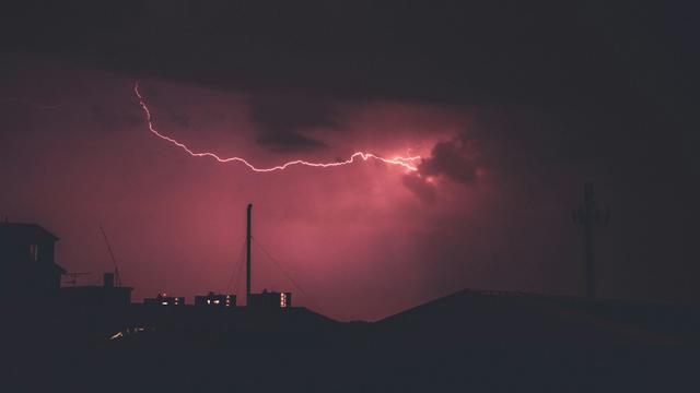 Dari Biru hingga Ungu, 7 Warna Petir Ini Punya Makna Masing-masing