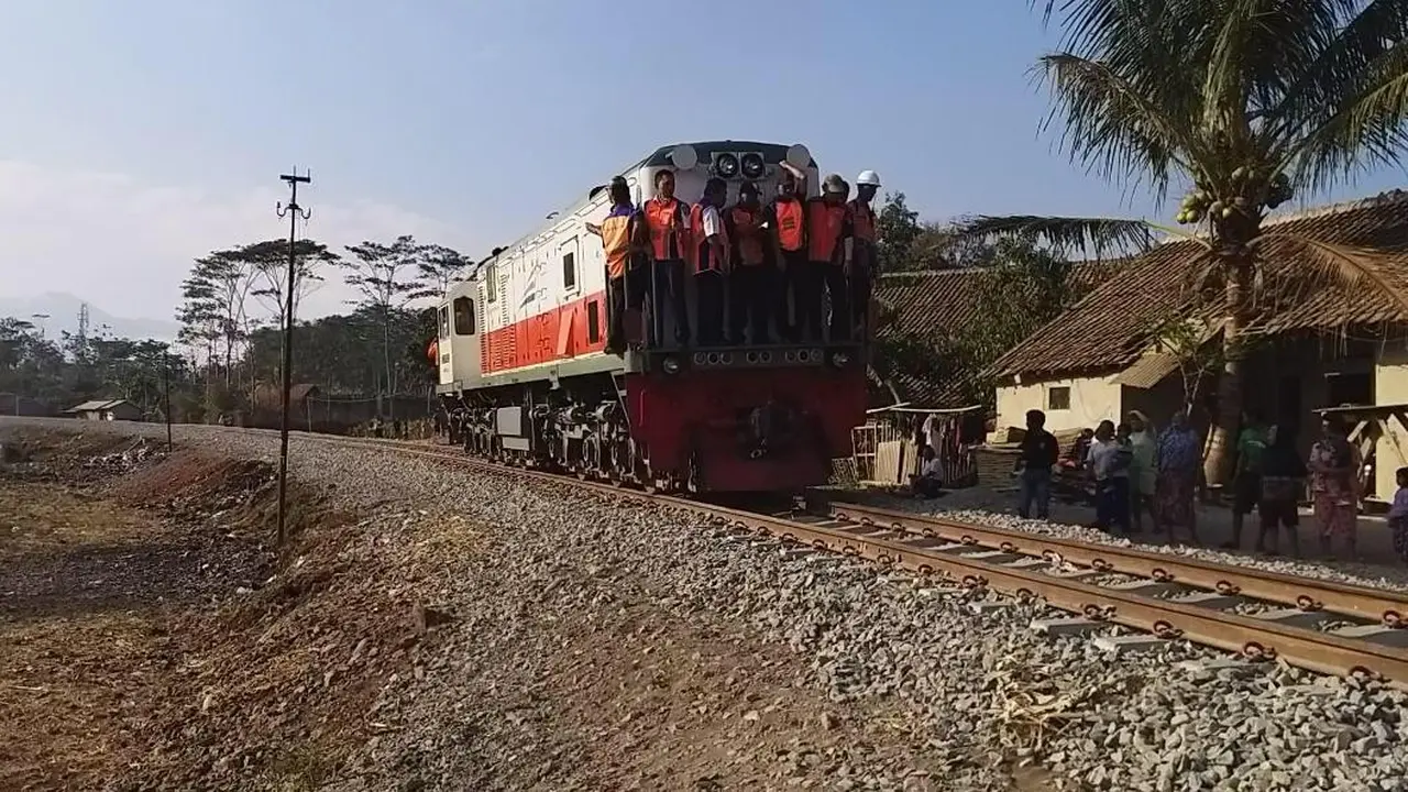 Menanti 'Mentari' di Pinggir Jalur Legendaris Kereta Api Garut ...