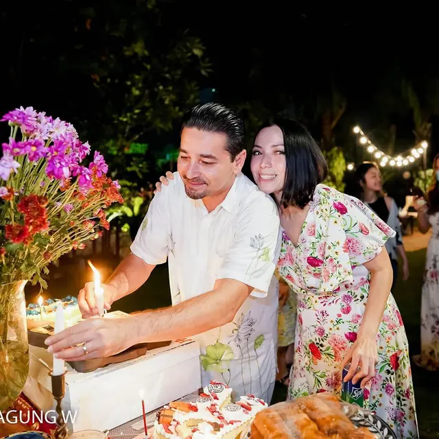 Jarang Tersorot, Ini 6 Potret Kebersamaan Umar Lubis dan Istri - Hot ...