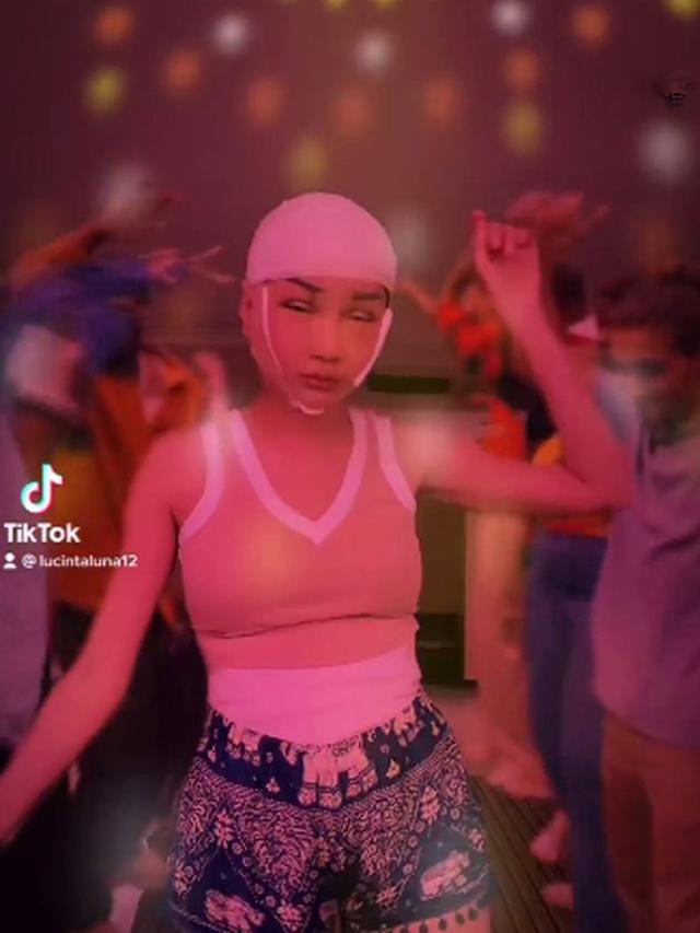 6 Potret Lucinta Luna Belajar Berdiri Usai Operasi Gergaji Rahang dan ...