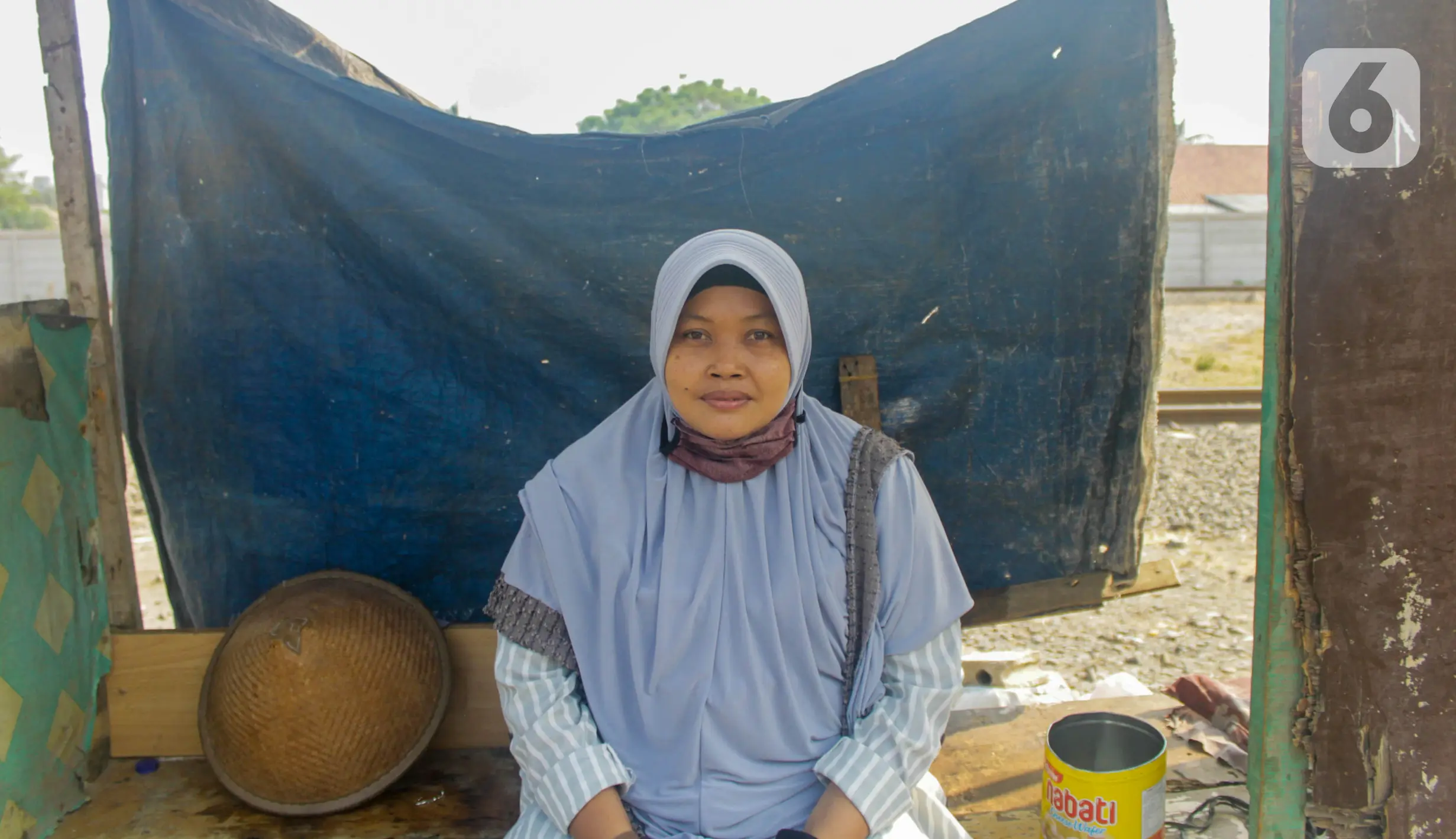 FOTO: Bu Neng, Wanita Penjaga Lintasan Kereta Tanpa Pintu di Batuceper ...