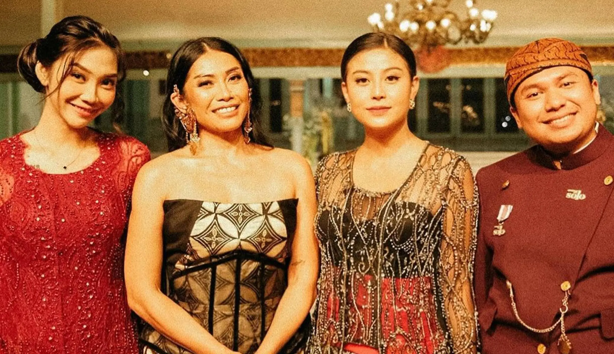 Potret Anggun C Sasmi Duet Bareng Waldjinah di Pura Mangkunegaran ...