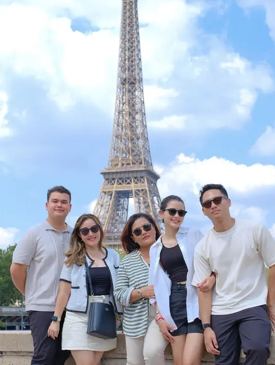 Potret Kakak Sarah Menzel Lamar Kekasih di Paris, Latar Belakang Menara ...