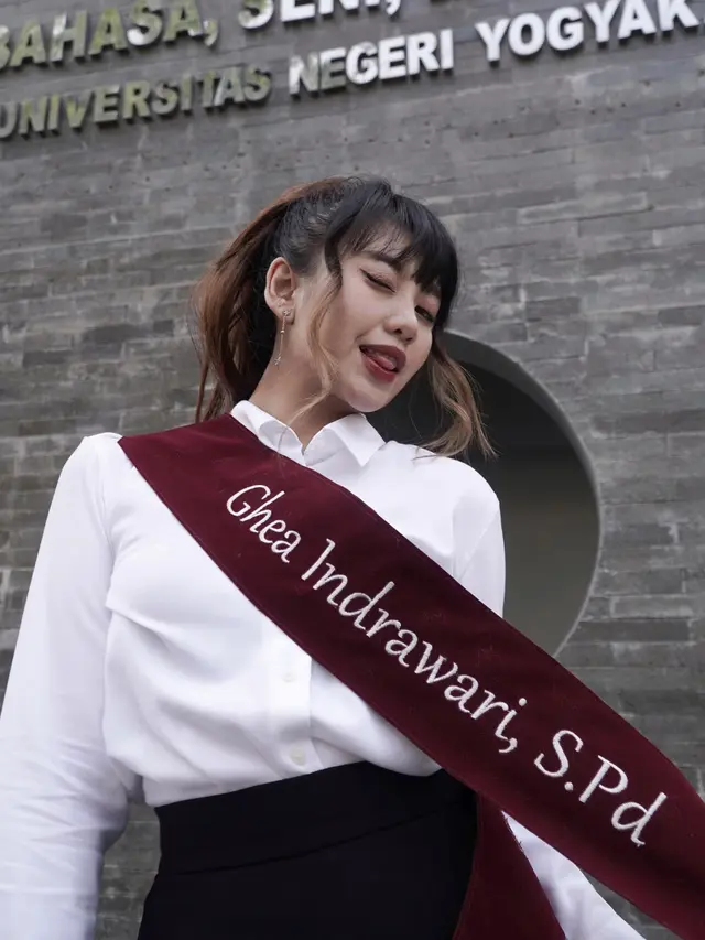 Ghea Indrawari Sah Jadi Sarjana Pendidikan Setelah Seminggu Tak Bisa ...