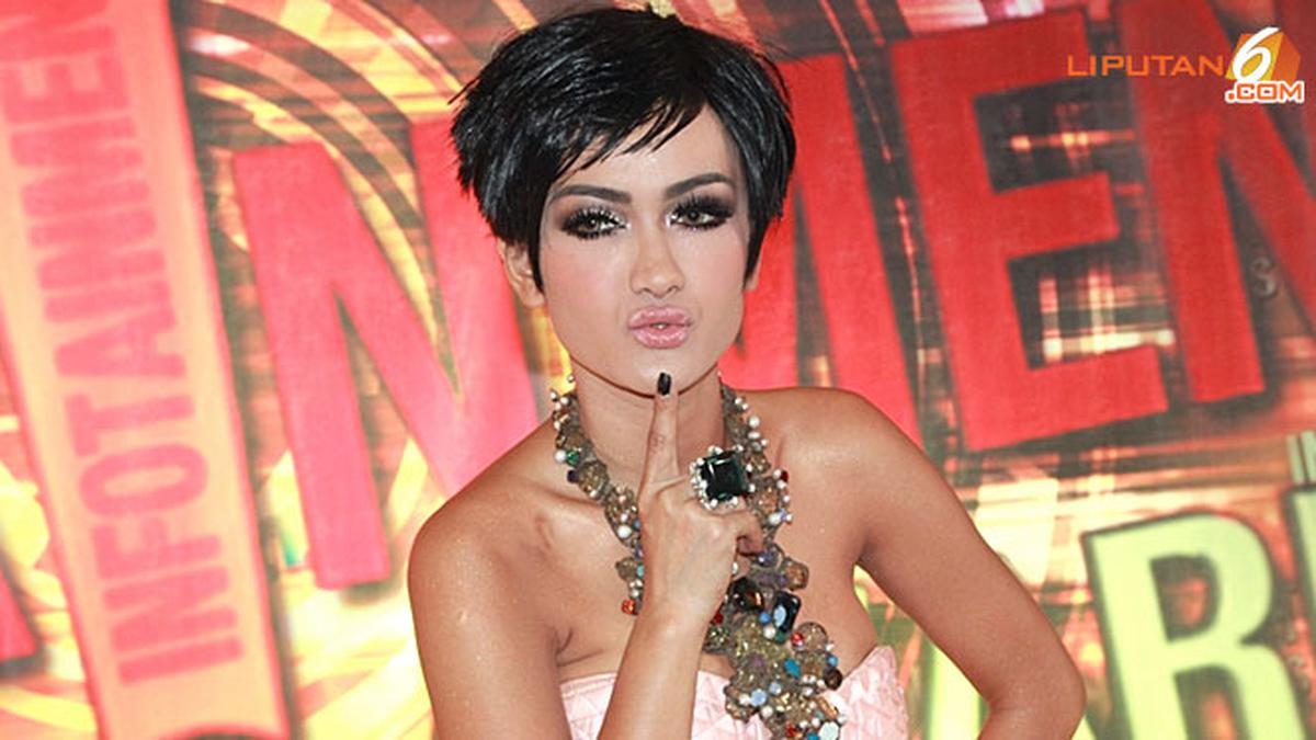 Berambut Pendek, Julia Perez Makin Seksi - ShowBiz Liputan6.com