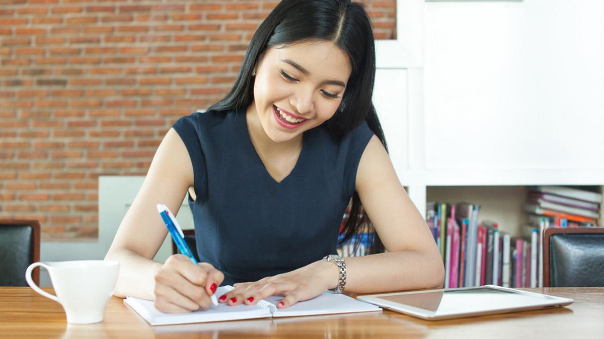 Pandai Merangkai Kata, 5 Zodiak Ini Paling Jago Menulis - Lifestyle ...