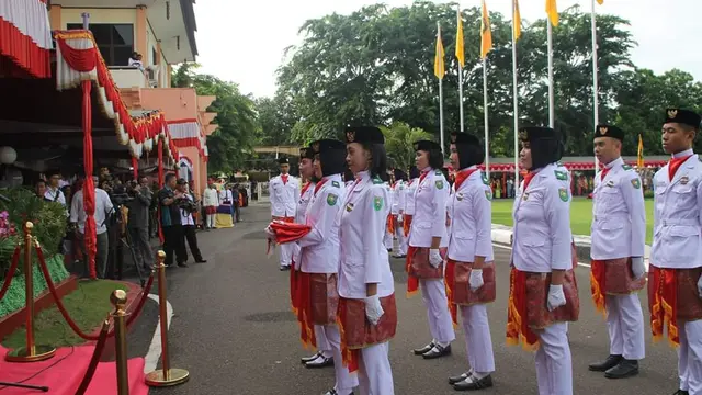 FOTO: Potret Paskibraka Kabupaten Sumbawa Putri Bercelana Panjang ...