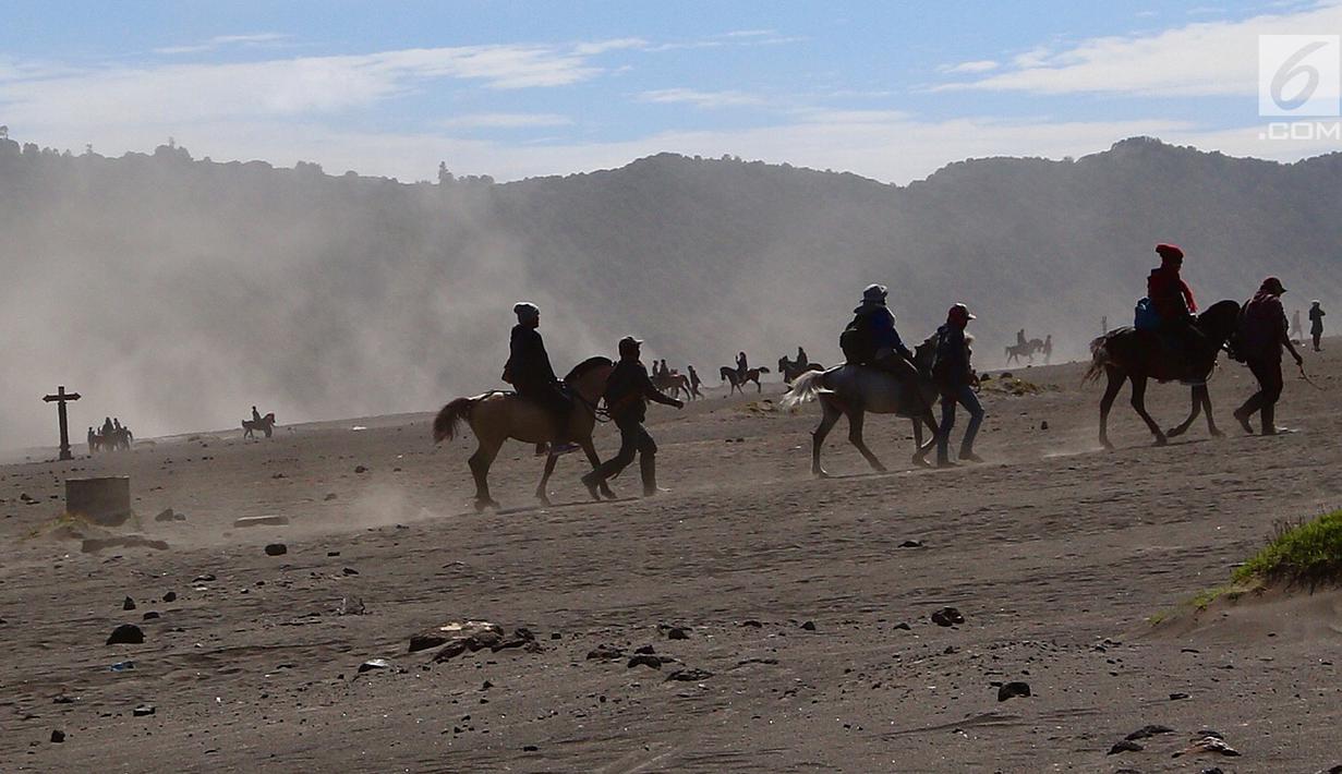 PHOTO: Berpetualang di Gunung Bromo dengan Joki Berkuda - Foto Liputan6.com