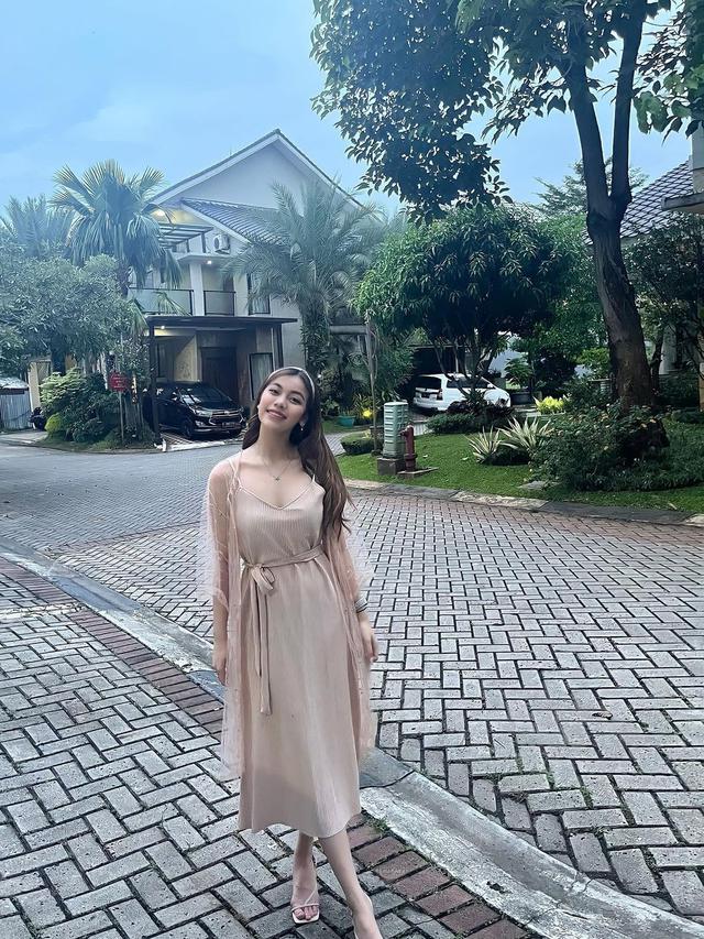 8 Potret Cantiknya Frislly Herlind, Kekasih Kiesha Alvaro yang Usianya ...