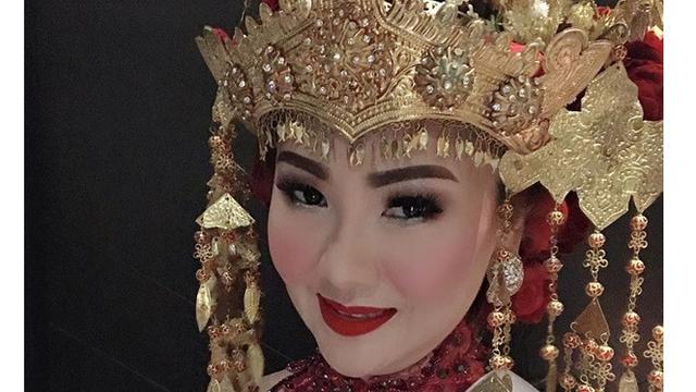 Berseteru dengan Nikita Mirzani, Ini 6 Potret Poppy Kelly Finalis Miss ...