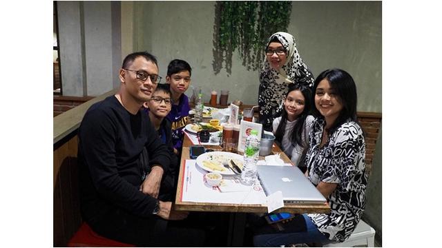 Jarang Tersorot, Ini 7 Potret Kebersamaan Andra 'Dewa 19' dan Keluarga ...