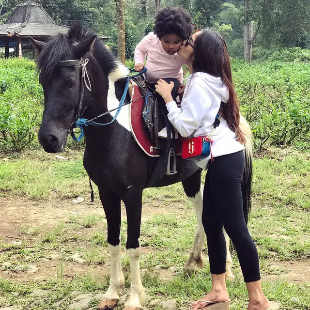 Jadi Single Parent, Ini 6 Potret Kompak Garneta Haruni dan Putrinya ...