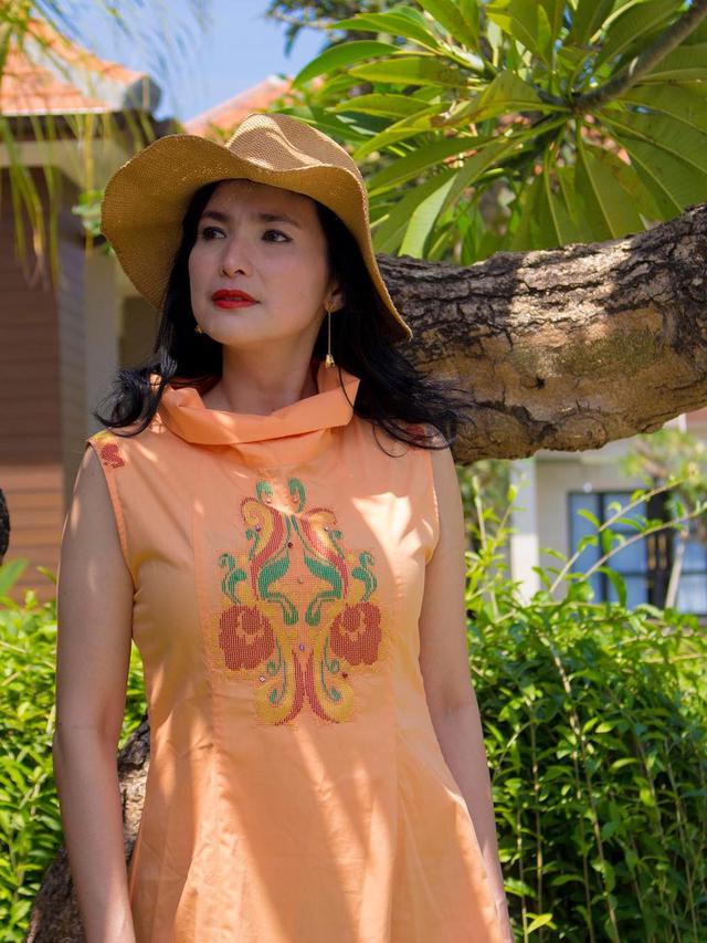 Berusia 49 Tahun, Ini 6 Potret Nunu Datau yang Awet Muda - Hot Liputan6.com