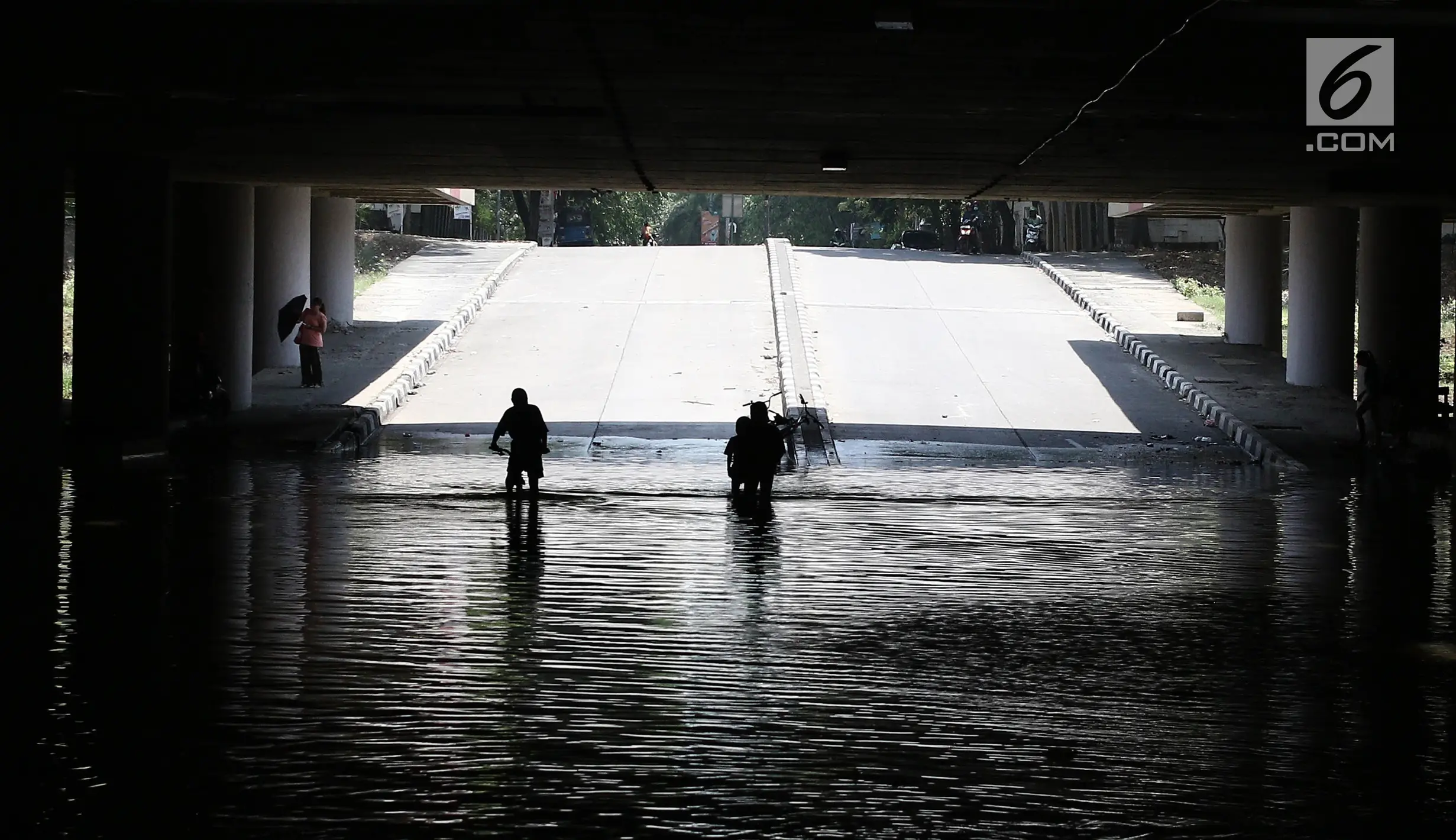 FOTO: Penampakan Terowongan Apron Kemayoran yang Tergenang Air - Foto ...