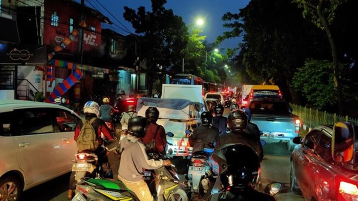 Mobil Baracuda Adang Kendaraan yang Masuk Jakarta di Lenteng Agung ...