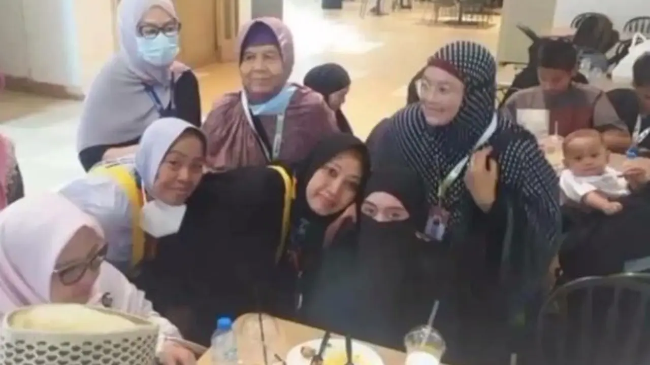 6 Potret Terbaru Lesti Kejora Tersenyum Saat Umrah, Ramah Ketemu Fans ...