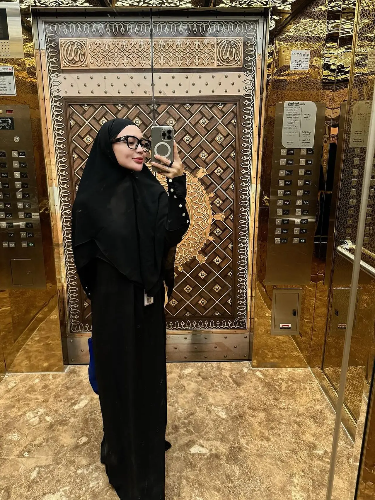 Potret Wika Salim Berhijab Saat Umrah Bersama Keluarga, Auranya Adem ...