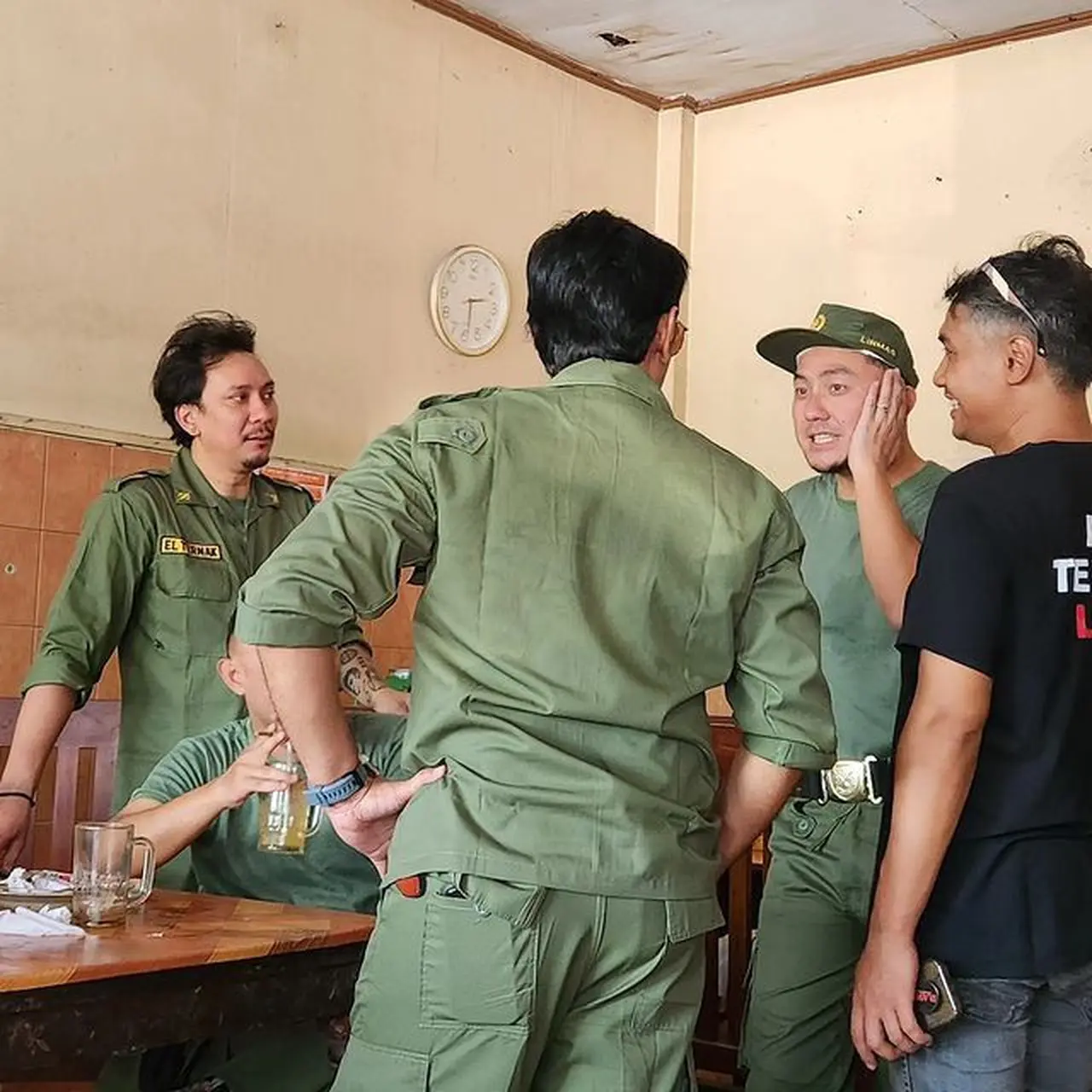 8 Potret Keseruan Geng The Prediksi Pakai Seragam Linmas, Netizen ...