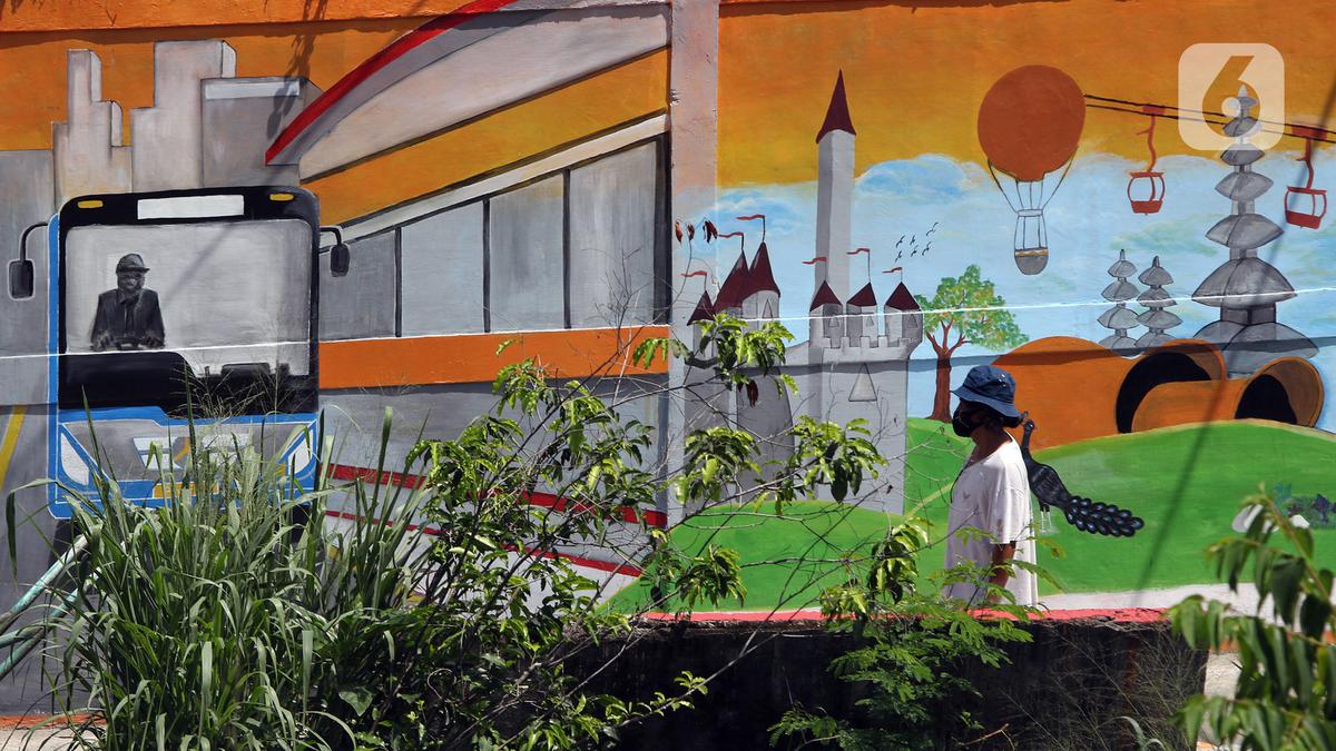 FOTO: Mural Bertemakan Kota Jakarta Jadi Media Edukasi dan Penghias Jalan
