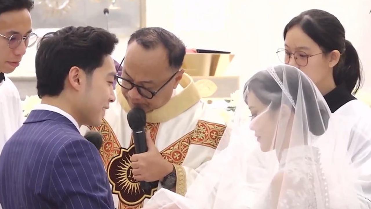 8 Momen Pemberkatan Pernikahan Jessica Jane dan Erwin Phang, Digelar ...
