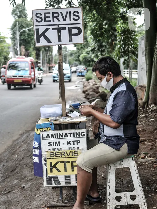 FOTO: Jasa Servis KTP Keliling di Tengah Pandemi COVID-19 - Foto Liputan6.com