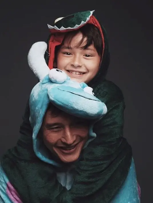 FOTO: Kompaknya Mike Lewis dan Anak Laki-lakinya, Kenzou Lion - Foto ...