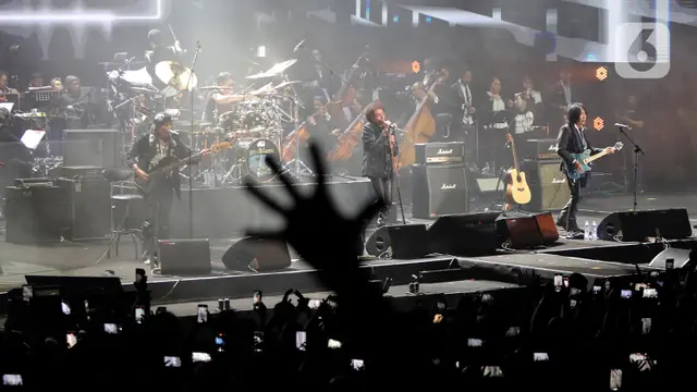 Di Usia 50 Tahun God Bless Masih Gahar, Konser Emas-nya Dipadati ...