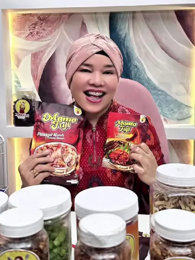 8 Gaya Hijab Mama Fuji yang Simpel Elegan Cocok untuk Oma-Oma - Hot ...