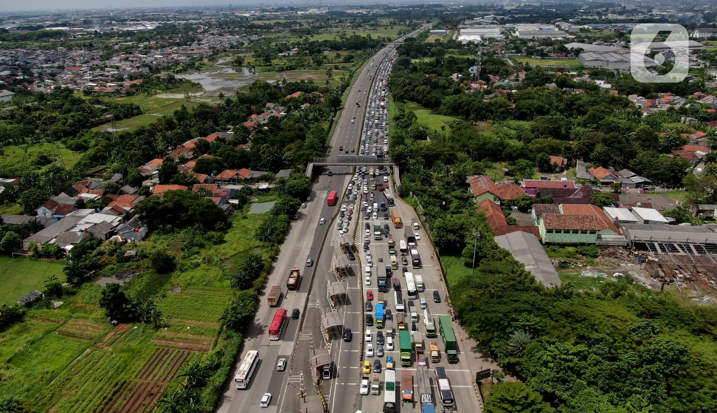 FOTO: Potret Udara Kemacetan Panjang Pemudik di Pintu Tol Cikupa Arah ...