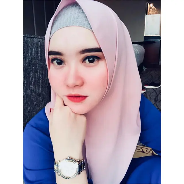 7 Potret Yuli Asiska, Pedangdut Teman Duet Karaoke Teddy Mantan Suami Lina - Hot Liputan6.com