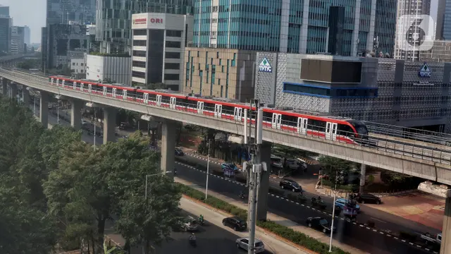 LRT Jabodebek Beroperasi Penuh, Stasiun KRL Diserbu Penumpang - Bisnis Liputan6.com