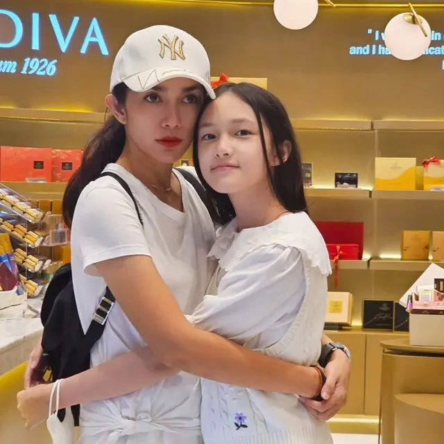 Potret 6 Anak Artis Masih SMP Bareng Ibundanya, Kompak Bak Kakak Adik - Hot Liputan6.com