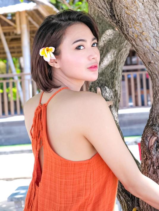 8 Potret Wika Salim Seksi Pakai Dress Mini di Pantai, Mulus Banget - Foto Liputan6.com
