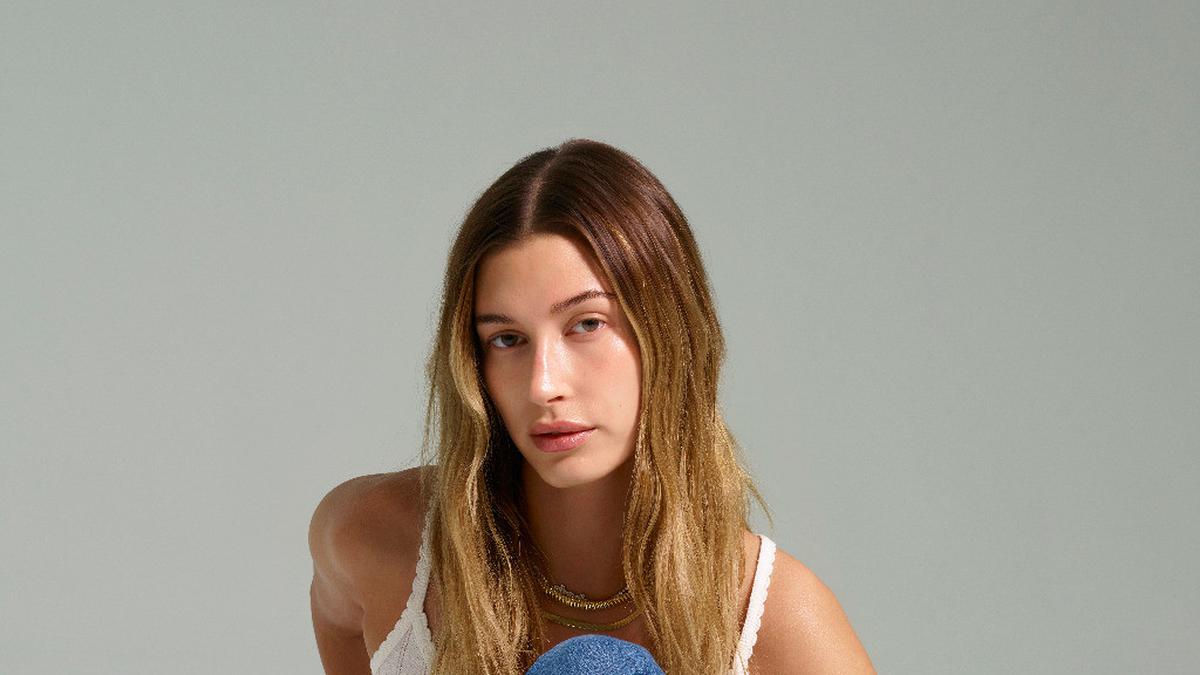 Hailey Bieber Ungkap Penyesalan Miliki Tato Senjata