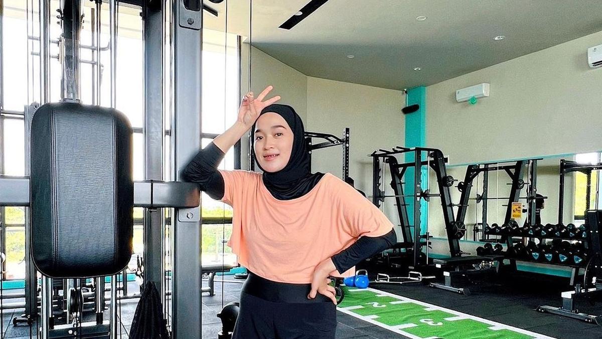 Jadi Rutinitas Baru, Ini Gaya Kece Ririe Fairus Saat Nge-gym - Foto ...