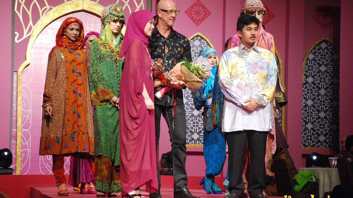 Paul Roop, Flower of The Moghul Gardens II - Photo Fimela.com