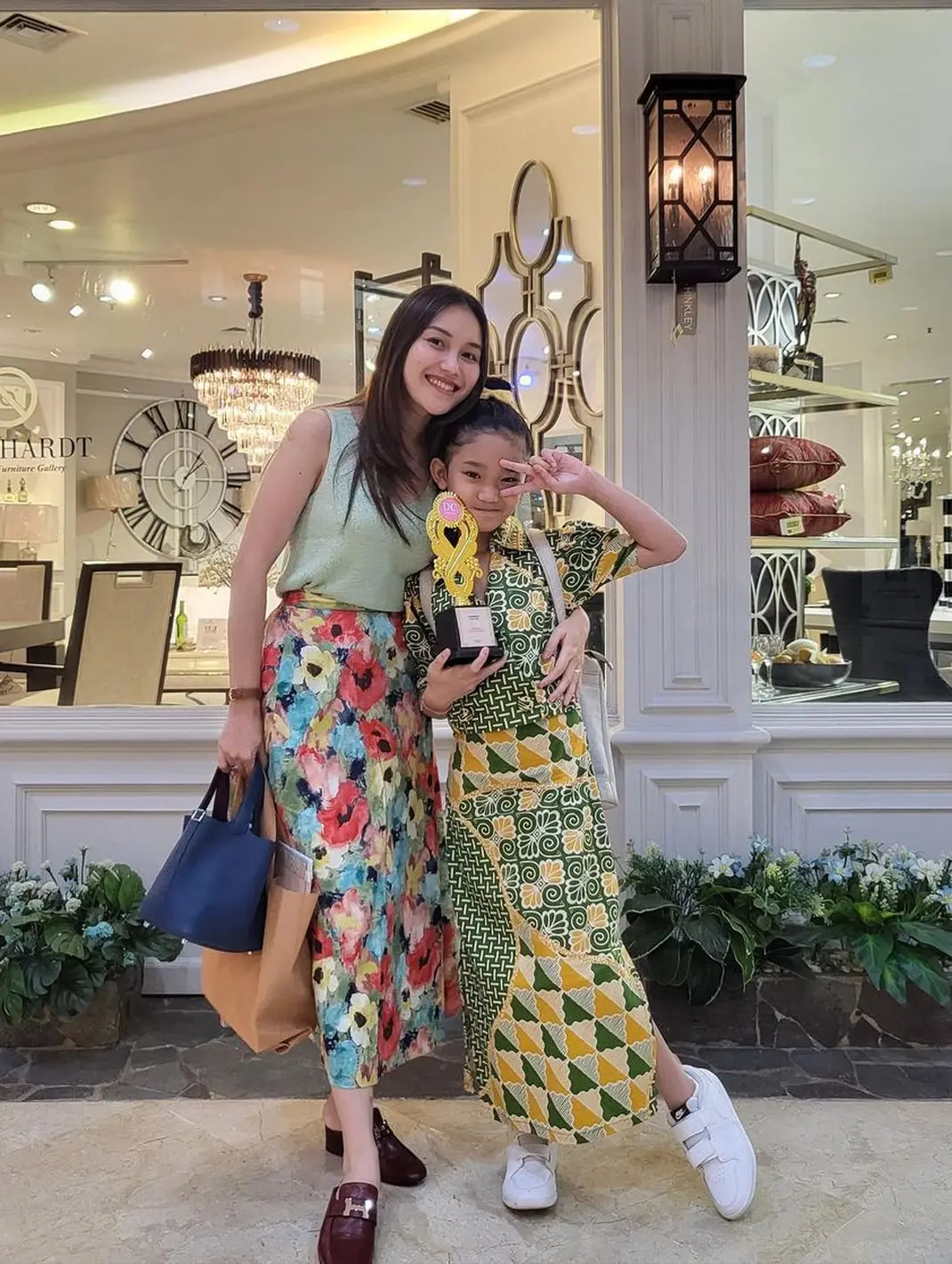 10 OOTD Rok Motif Bunga ala Seleb, dari Ayana Moon hingga Anya Geraldine