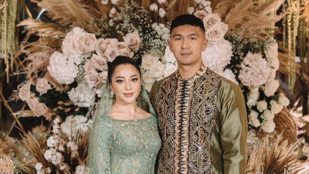 Perpaduan Tradisi dan Modernitas: Penampilan Ikonik Kebaya Kurung Ala ...