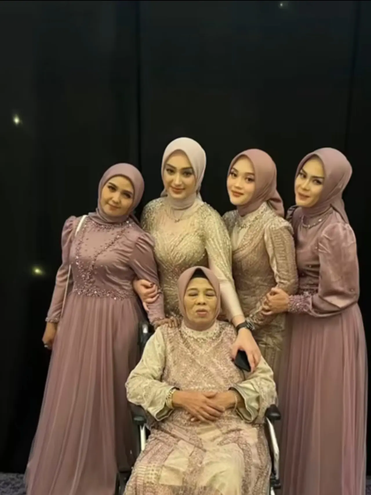 6 Potret Santyka Fauziah Pacar Sule Bareng Calon Ibu Mertua, Sudah Dapat Restu - Hot Liputan6.com