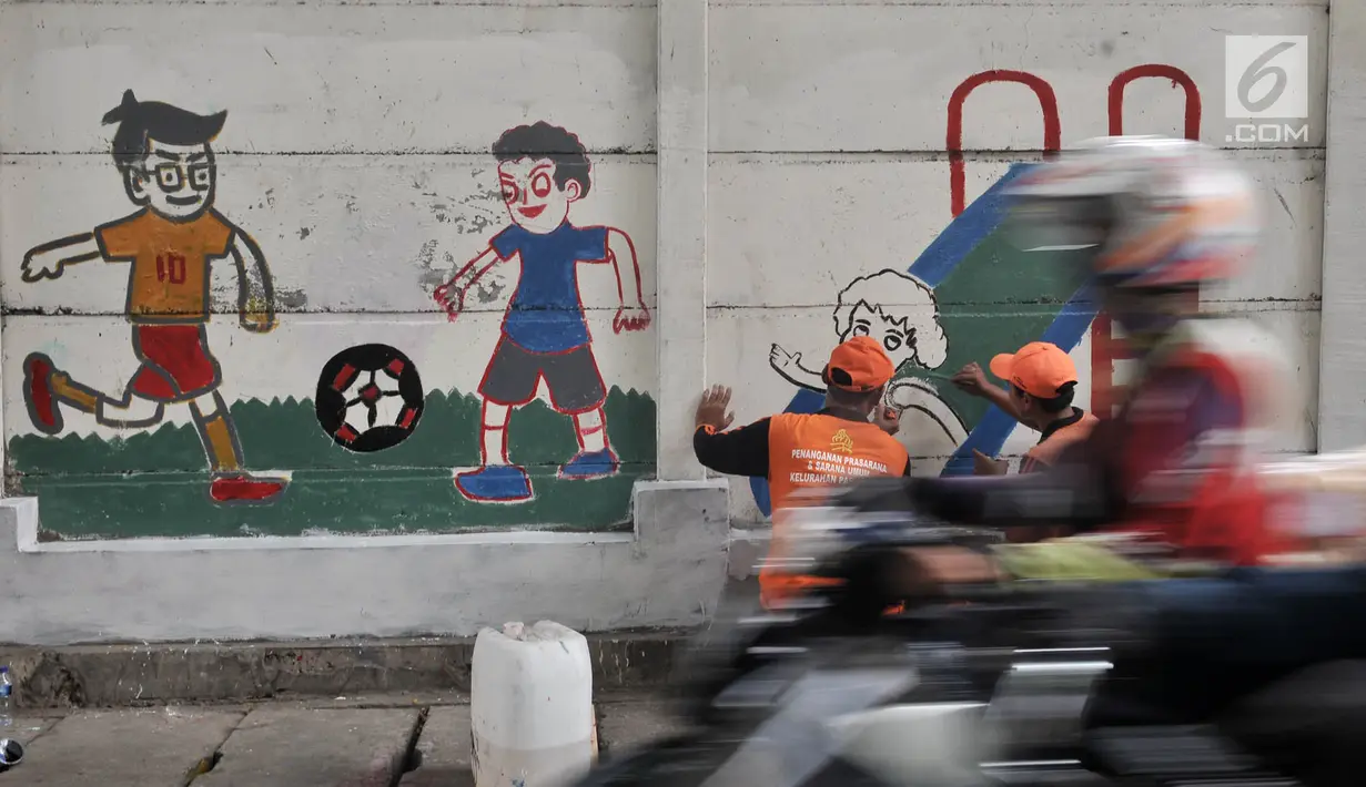 FOTO: Tingkatkan Kenyamanan, Petugas PPSU Pasar Baru Lakukan Perawatan ...