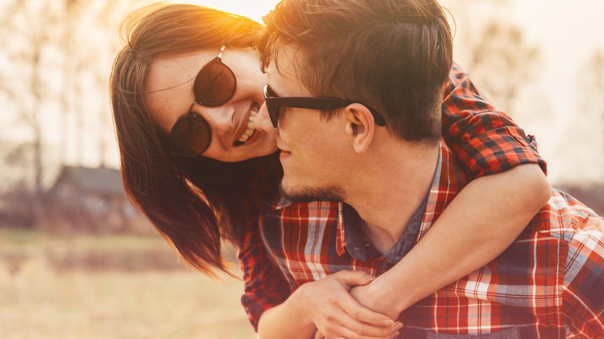 Jatuh Cinta Pada Perempuan Yang Lebih Tua Ini Cara Mendekatinya