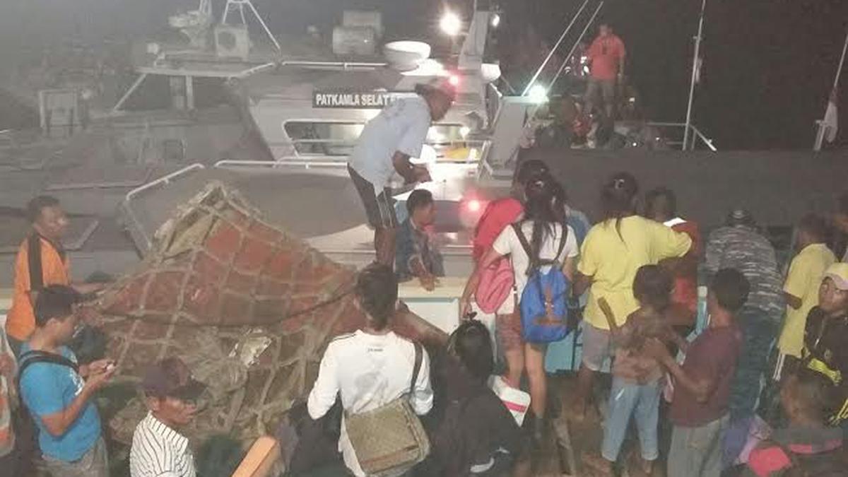 Diempas Angin Kencang, KMP Munic III Tersangkut di Karang