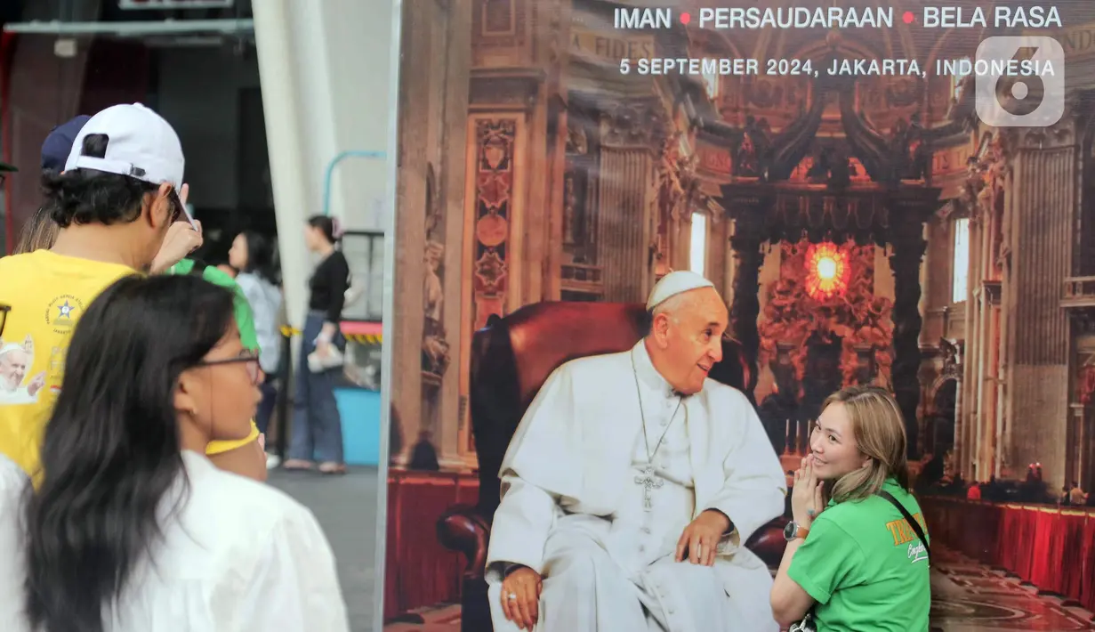 Jelang Misa Agung Paus Fransiskus, Puluhan Ribu Umat Katolik Penuhi Area SUGBK - Foto Liputan6.com