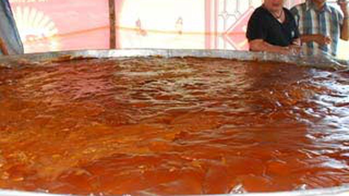 Kue Beras Raksasa Dipersembahkan Warga Jepang - Global Liputan6.com